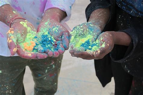 밝은 무지개 페인트 가루를 손에 쥐고 있는 색상의 힌두교 인도 홀리 페스티벌 이미지 페인트 싸움 축제에 대 한 준비 던지는 인도 홀리 축제 페인트 파우더 사진 델리 인도