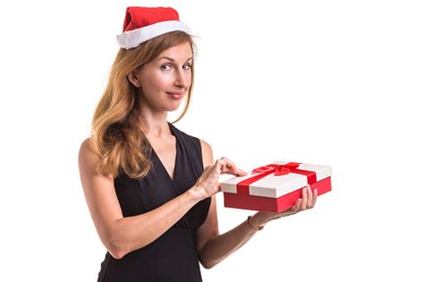 아름 다운 백인 빨간 크리스마스 모자를 착용 하 고 새 해 선물 상자를 들고 스튜디오 촬영에 고립 된 화이트 낮에 대한 스톡 사진 및 기타 이미지 Istock