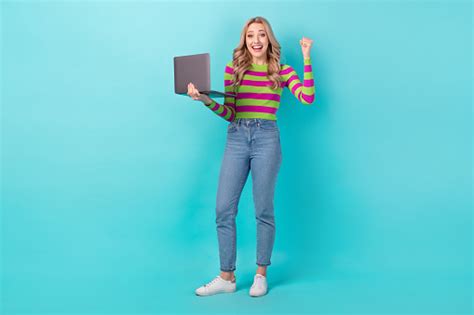 반짝이는 행운의 여자가 줄무늬 스웨터를 입고 게임을 이기는 현대 가제트 격리된 청록색 배경의 전체 길이 사진 E스포츠에 대한 스톡 사진 및 기타 이미지 Istock