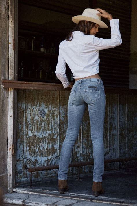 ปักพินในบอร์ด Country Girls