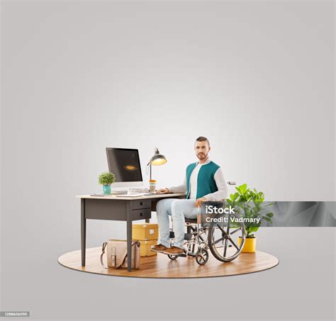 Инвалид В Инвалидной Коляске Работает В Офисе За Компьютером — стоковые фотографии и другие