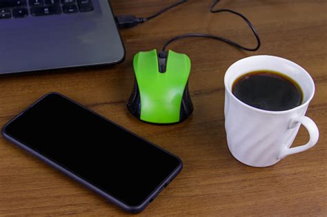 책상 위에 마우스 스마트폰 커피 한 잔이 있는 노트북 가정 및 비즈니스 개념에서 작업 가상현실에 대한 스톡 사진 및 기타 이미지 가상현실 가정 생활 개념 Istock