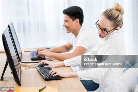 젊은 십 대 학생 들 작업 컴퓨터 스마트폰에서 연설 하는 여자 가구에 대한 스톡 사진 및 기타 이미지 가구 고등학교 공부 Istock