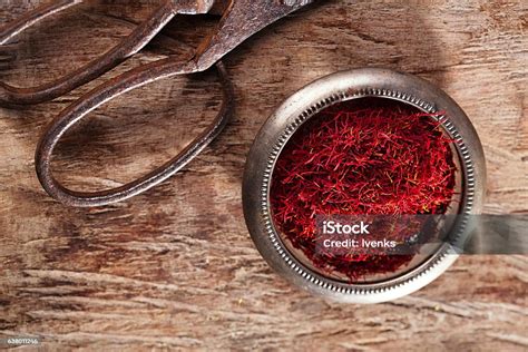 오래된 나무 배경에 빈티지 그릇에 사프란 향신료 클로즈업 0명에 대한 스톡 사진 및 기타 이미지 0명 건조한 고풍스런 Istock