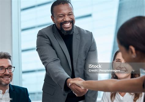 회의실에서 열린 회의에서 여성 동료와 악수하는 잘생긴 사업가의 자른 샷 남자에 대한 스톡 사진 및 기타 이미지 남자 비즈니스 사업가 Istock
