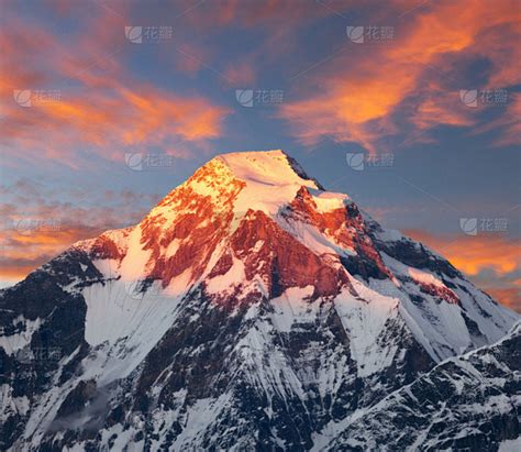 道拉吉利峰喜马拉雅山脉尼泊尔夜晚风景山珠穆朗玛峰安纳普纳生态保护区安娜普娜环线安娜普娜山脉群峰