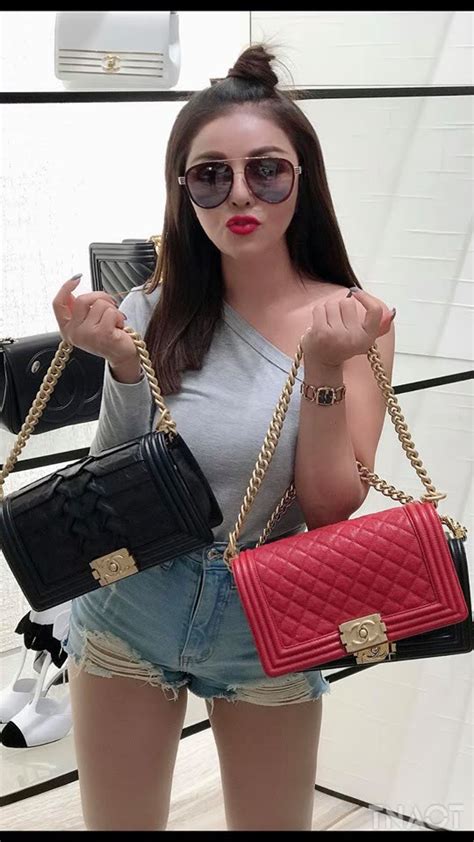 គូស្នេហ៍ ចោម ច័ន្ទ ចាយលុយជិត២០ម៉ឺនដុល្លារទិញកាបូបជូននាងផ្អើលពេញផ្សារទំនើបឌូបៃ Tnaot