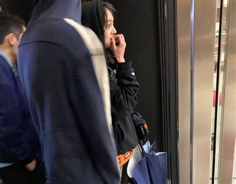 郑爽张恒雨夜撑伞约会 聊天内容谈及看房？