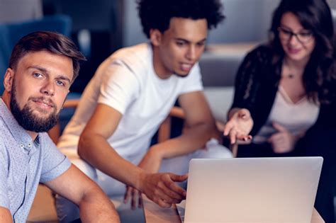 팀워크 개념입니다 젊은 창조적 인 동료 현대 사무실에서 새로운 시작 프로젝트와 함께 작업 사용자 그룹은 데스크톱 컴퓨터의