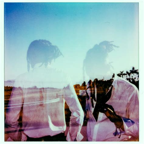 흰 옷차림에 서 있는 하얀 드레스를 입은 여자 사진 Unsplash의 무료 예술 이미지