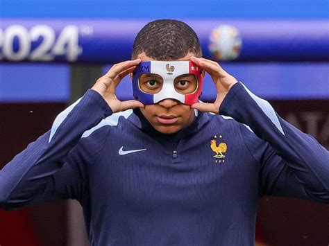Primeras Imágenes De Mbappé Con La Máscara Que Utilizará Para Jugar En La Eurocopa Fútbol