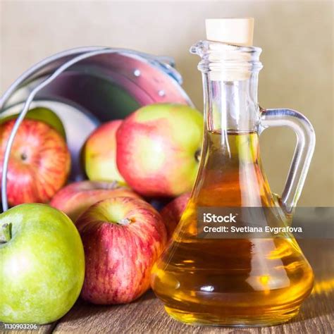 레드와 그린 사과의 농업 작물의 처리 홈 캐닝 건강 한 다이어트 채식 음식 사과 사이 다 식초 주스 유리 용기에 있는 사이 다 잘 익은 과일 양동이 옆 0명에 대한 스톡