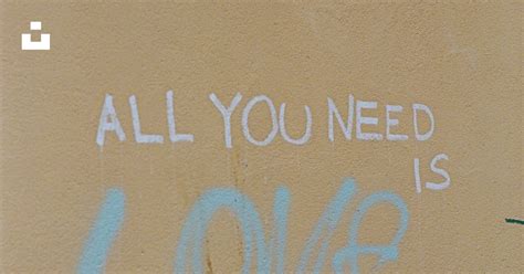 당신이 필요로하는 것은 사랑과 배낭이라고 말하는 건물 옆의 낙서 사진 Unsplash의 무료 필름으로 촬영 이미지