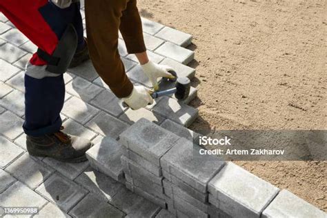 고무 망치로 슬래브를 포장 콘크리트 블록을 설치 노동자의 손 거리에 대한 스톡 사진 및 기타 이미지 거리 건설 산업 건설 현장 Istock