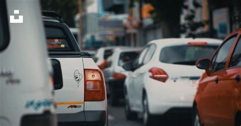 낮 동안 도로에 흰색과 주황색 자동차 사진 Unsplash의 무료 우루과이 이미지