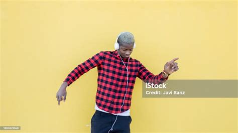 헤드폰을 착용하고 음악 춤을 즐기는 아프리카 계 미국인 청소년 20 24세에 대한 스톡 사진 및 기타 이미지 20 24세 긍정적인 감정 표현 남성 Istock