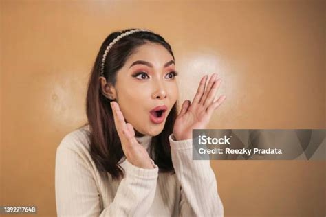 Wajah Wow Dan Terkejut Wanita Muda Asia Dengan Gerakan Tangan Terbuka