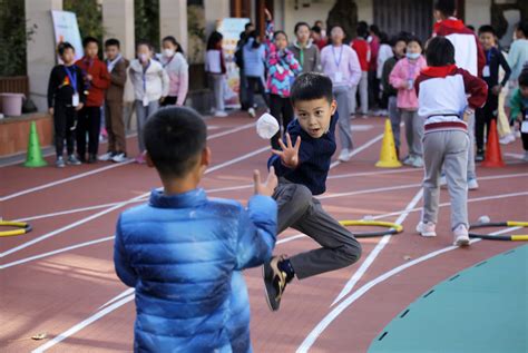 在西城区展览路第一小学，学生们利用大课间做各种游戏。（学校供图）