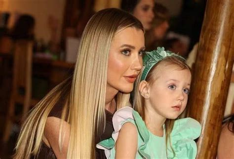 Ana Paula Siebert Organiza Festa Em Casa Para Comemorar Aniversário Da