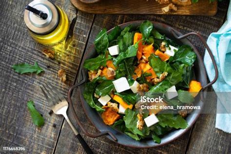 다이어트 메뉴 비건 음식 구운 호박 페타 치즈 비네그레트 드레싱을 소박한 나무 테이블에 얹은 건강한 샐러드 상단보기 평면 누워 0명에 대한 스톡 사진 및 기타 이미지