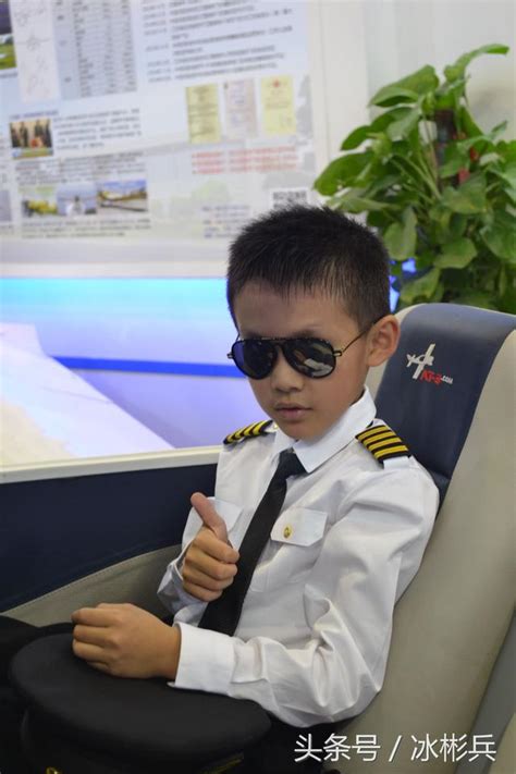 實拍航空大會上萌萌噠的小飛行員帶著墨鏡很帥氣 每日頭條