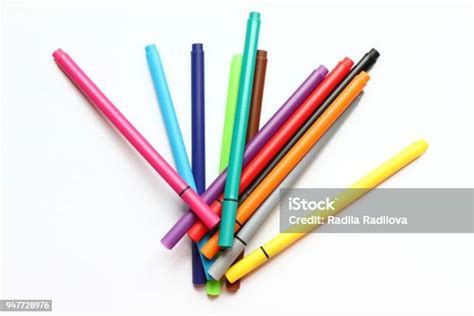 컬러 펜입니다 흰색 배경에 고립 된 색깔 펜으로 더미 컬러 배경 텍스처 펠트 펜 활동입니다 아이 들 학교 재미 시간 학생 들은 시간을 그림입니다 학교 용품입니다 공급을