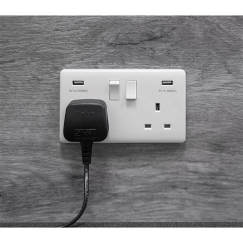 Wessex White USB Switched Socket Gang A Toolstation