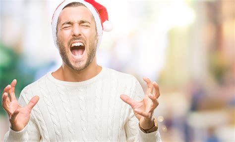 잘생긴 젊은이 격리 된 배경 미친 미친 소리 고 적극적인 식와 팔 제기 함에 산타 모자를 쓰고 좌절 개념입니다 기이함에 대한 스톡 사진 및 기타 이미지 Istock