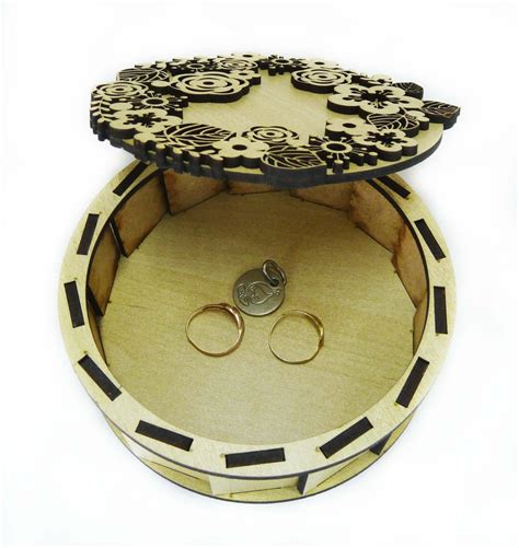 Малка дървена кутия подарък за 50 годишнина на жена Силекс Арт