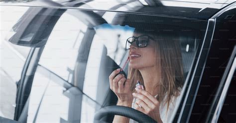 좋은 일광 현대적인 검은 인테리어로 새 차에 앉아 있는 아름다운 금발 소녀 사진 Unsplash의 자동차 거울 이미지