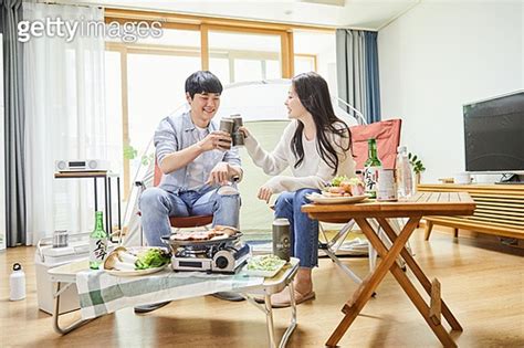 사회적거리두기 사회이슈 집콕 컨셉 휴식 정지활동 휴가 휴가 주제 캠핑 여행 홈캉스 캠핑 아웃도어 맥주 그릴구이 요리 바비큐 식사