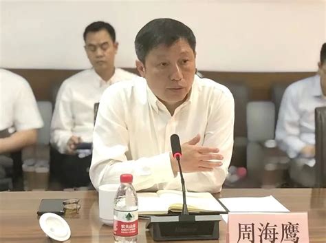 兜牢民生底线 增进民生福祉丨周海鹰走访调研区民政局