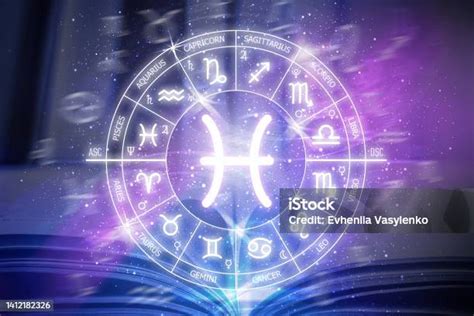물고기 자리 조디악 기호 공간의 진한 파란색 배경에 조디악 원 점성학 코스모그램 조디악의 열두 징후 과학에 대한 스톡 벡터 아트 및 기타 이미지 Istock
