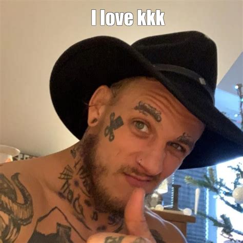 Создать мем мужчина трэвис баркер Yan Devo Bo Sinn Картинки