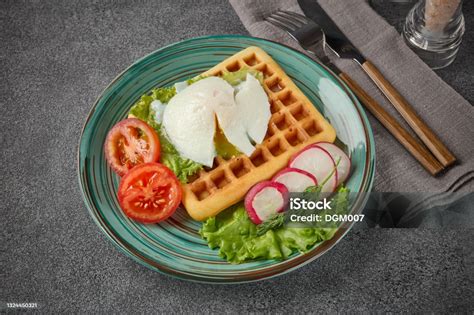 회색 배경에 파란색 접시에 데친 계란과 야채와 맛있는 와플 맨 위 보기입니다 테이블 설정 건강한 식생활에 대한 스톡 사진 및 기타 이미지 Istock