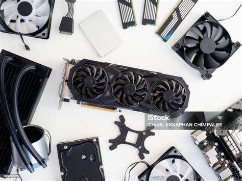 화이트 테이블 배경에 하드 디스크 솔리드 스테이트 드라이브 램 Cpu 그래픽 카드 액체 냉각 및 마더 보드와 컴퓨터 부품의 상단