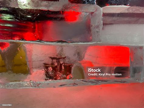 벽돌 벽의 형태로 만들어진 얼음의 큰 조각 투명 푸른 빛에 의해 조명 구조 텍스처 배경 0명에 대한 스톡 사진 및 기타 이미지 Istock