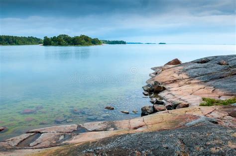 Orilla De Granito Rojo En Las Islas Aland Finlandia Foto De Archivo