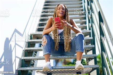 색깔이있는 머리띠를 가진 흑인 소녀 스마트 폰과 스케이트 보드를 가지고 앉아 있습니다 스마트폰에 대한 스톡 사진 및 기타 이미지 스마트폰 여자 여자만 Istock