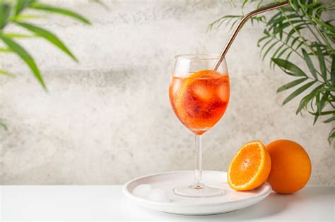 오렌지 조각과 이탈리아 아페롤 스프리츠 칵테일 유리 야자수 잎 장식 라이트 백 공간을 복사합니다 식전 반주에 대한 스톡 사진 및 기타 이미지 Istock