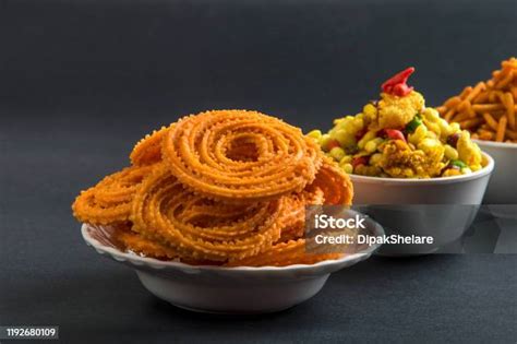 인도 간식 차클리 차칼리 또는 무루쿠와 베산 세브와 치바다 또는 치와다 디왈리 푸드 건강한 생활방식에 대한 스톡 사진 및 기타 이미지 Istock