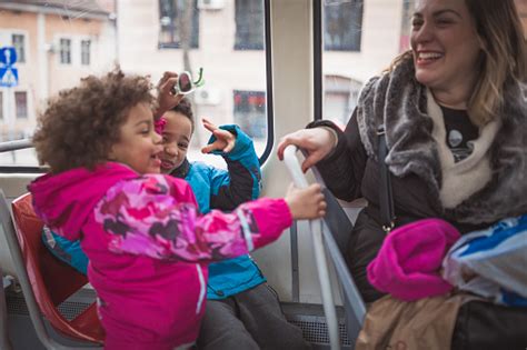 궤도 전차로 여행 하는 어머니와 함께 혼합된 인종 아이 들 라틴 아메리카 히스패닉 민족에 대한 스톡 사진 및 기타 이미지 라틴 아메리카 히스패닉 민족 4 5세 6 7