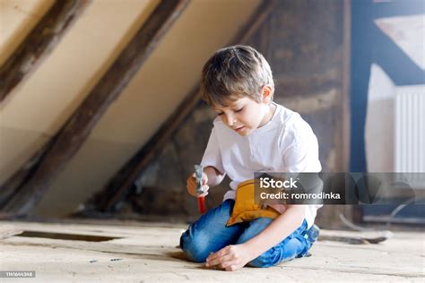 건설 현장에서 장난감 도구를 돕는 행복 한 작은 아이 소년 새로운 가족 가정을 구축에 재미 7 년의 재미 있는 아이 손톱과 망치를 가진 아이는 오래 된 집을 개조 하는