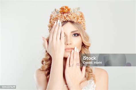 아름다움 왕관 여왕 여자 여자 미스 신부 손 주위에 매니큐어 젤 아트 손톱을 보여주는 얼굴을 보여주는 흰색에 카메라를 보고 풀 메이크업 다이아몬드 골든 핑크 크리스탈 크라운