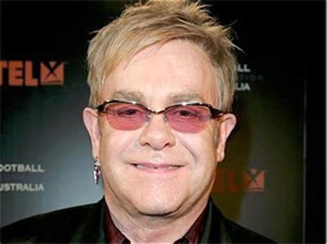 Елтън Джон отлага лятното си турне заради апендицит