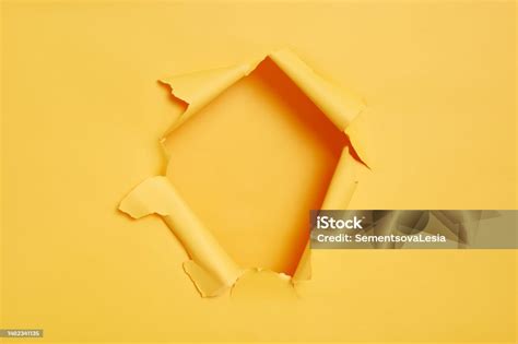 노란색 배경 중앙에 큰 종이 구멍 광고 콘텐츠 프로모션 또는 텍스트 정보를 삽입하는 은행 공간 찢어진 벽 돌파 0명에 대한 스톡 사진 및 기타 이미지 Istock