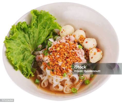 태국 길거리 음식 매운 토묘 국수 돼지 고기 공 아시아 매운 해산물 국수 수프 돼지고기 계란과 태국 톰 얌 매운 라임의 닫습니다 흰색 배경에 국수 톰 얌 국수에 대한 스톡