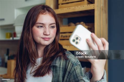 소녀 재미 스마트 폰 카메라 블로거 사진 모바일 집 전화 셀카 감정 벽지 집에서 휴대폰으로 자신을 촬영하고 소셜 미디어에서 라이브 스트리밍하는 소녀 14 15 살에 대한