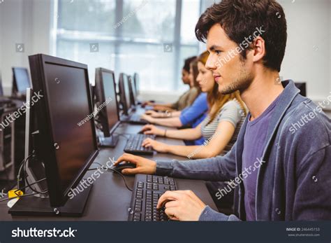 Photo De Stock Étudiant Spécialisé En Informatique à Luniversité