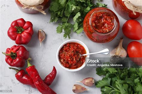 붉은 고추 토마토 마늘 실란트로 파슬리의 아르메니아 어지카가 그릇과 항아리를 회색 배경에 담고 있습니다 위쪽 보기 음식에 대한 스톡 사진 및 기타 이미지 Istock